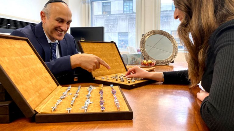 Expert Guide to the VVS Clarity Diamond - Estate Diamond Jewelry